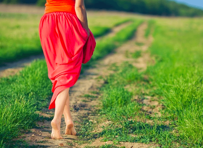 Conoce los beneficios de caminar descalzo para tu salud - Ensegundos.do