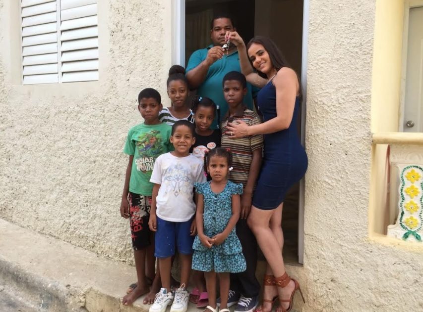 Presentadora de TV reconstruye casa a familia que perdió todo en un ...